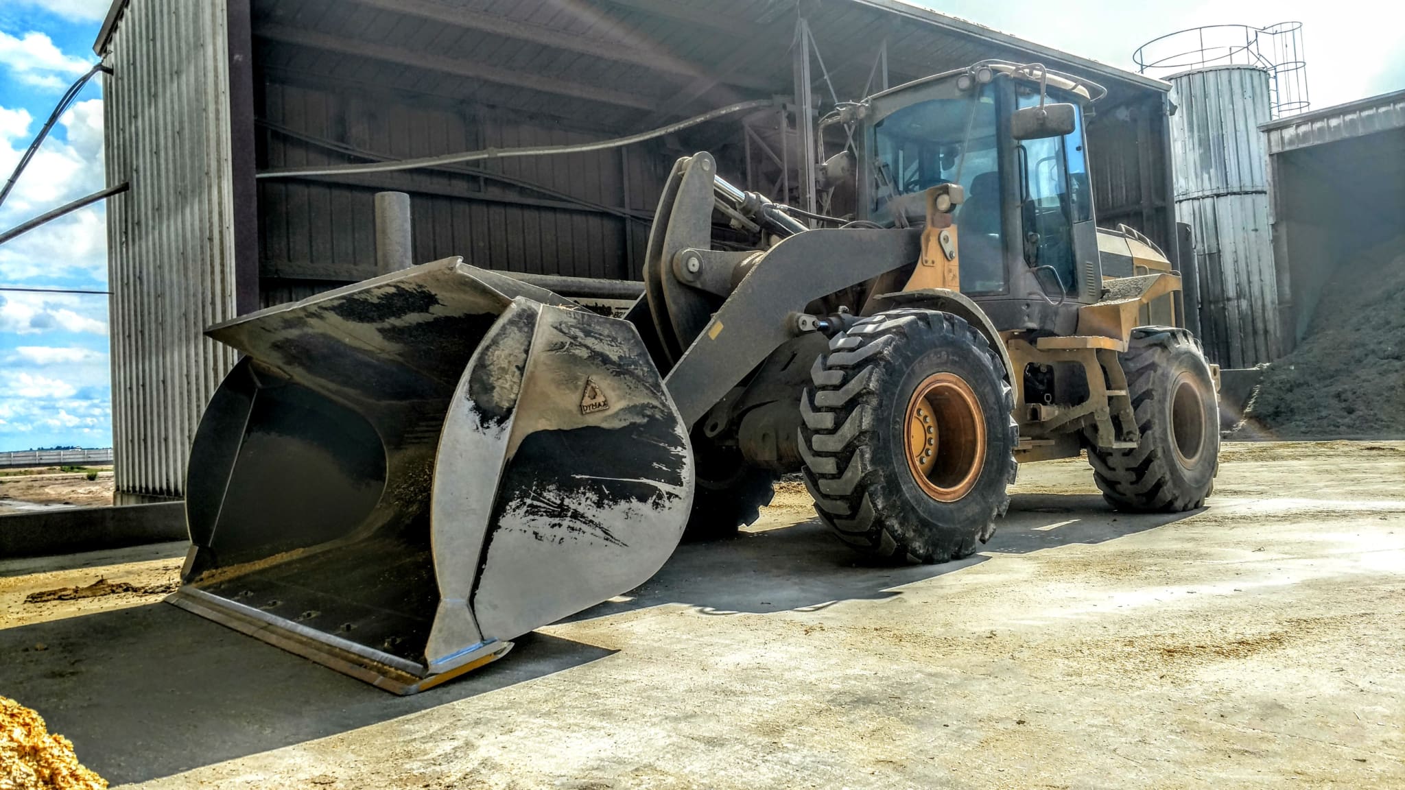 Light Material Feedyard Bucket | Wheel Loader Attachment - Dymax